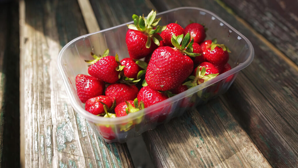 The Only Way To Store Strawberries So They Stay Fresh Longer - Just Dip ...