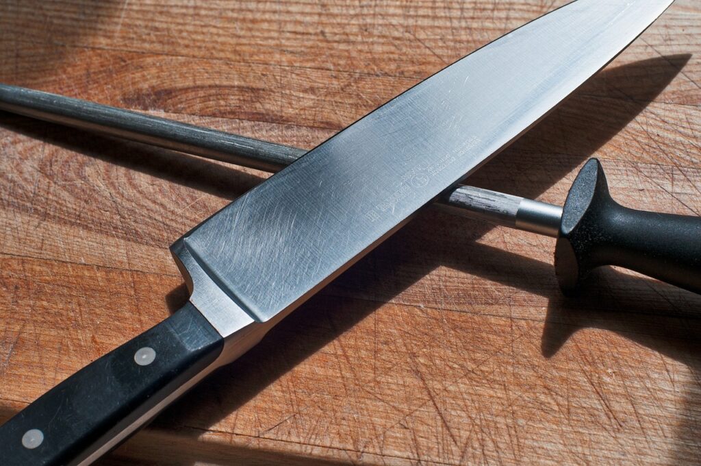 Why Chefs Say This One Common Mistake Ruins Kitchen Knives - Just Dip ...